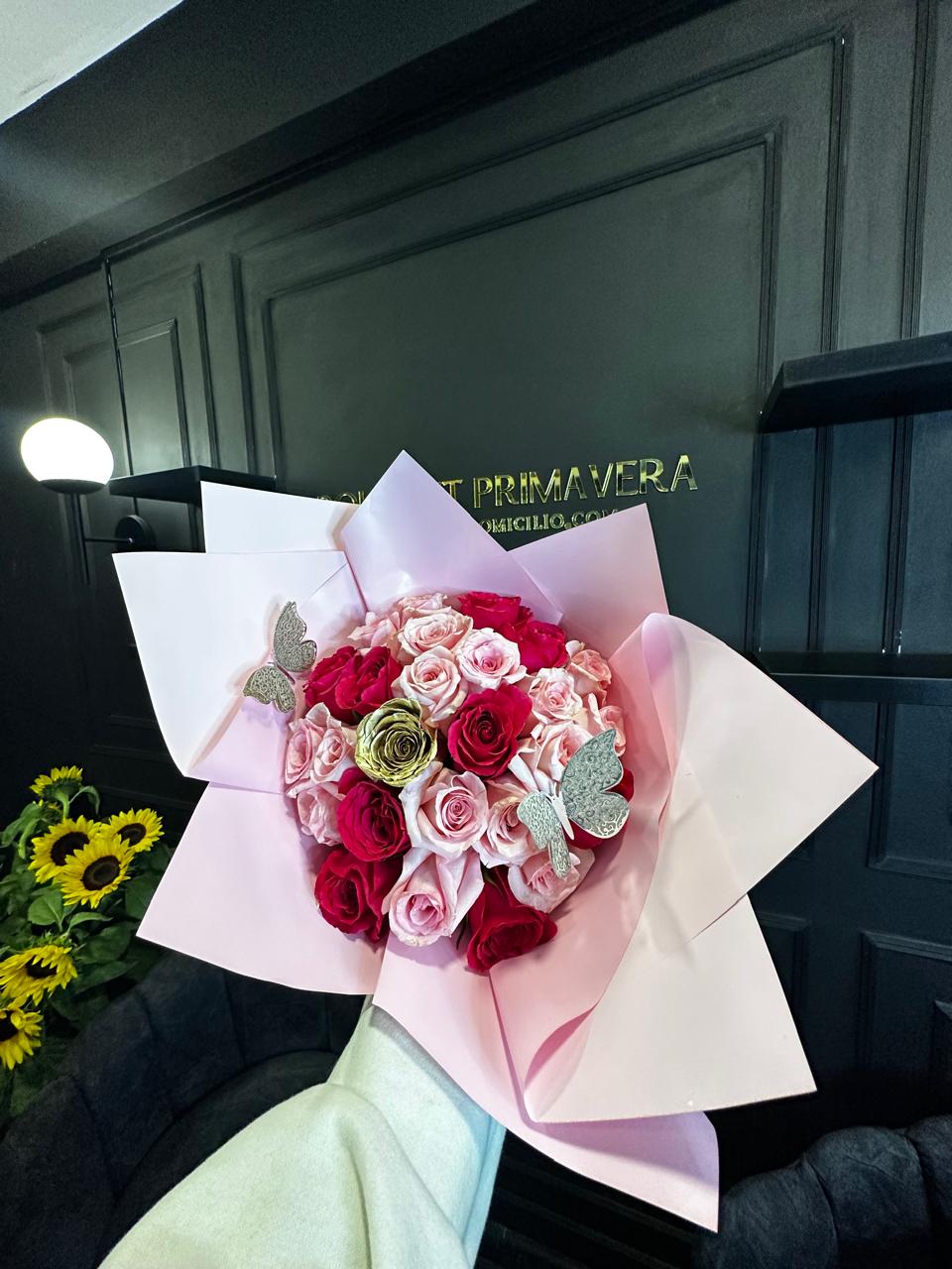 Ramo 24 Rosas + Rosa con Mensaje Oculto